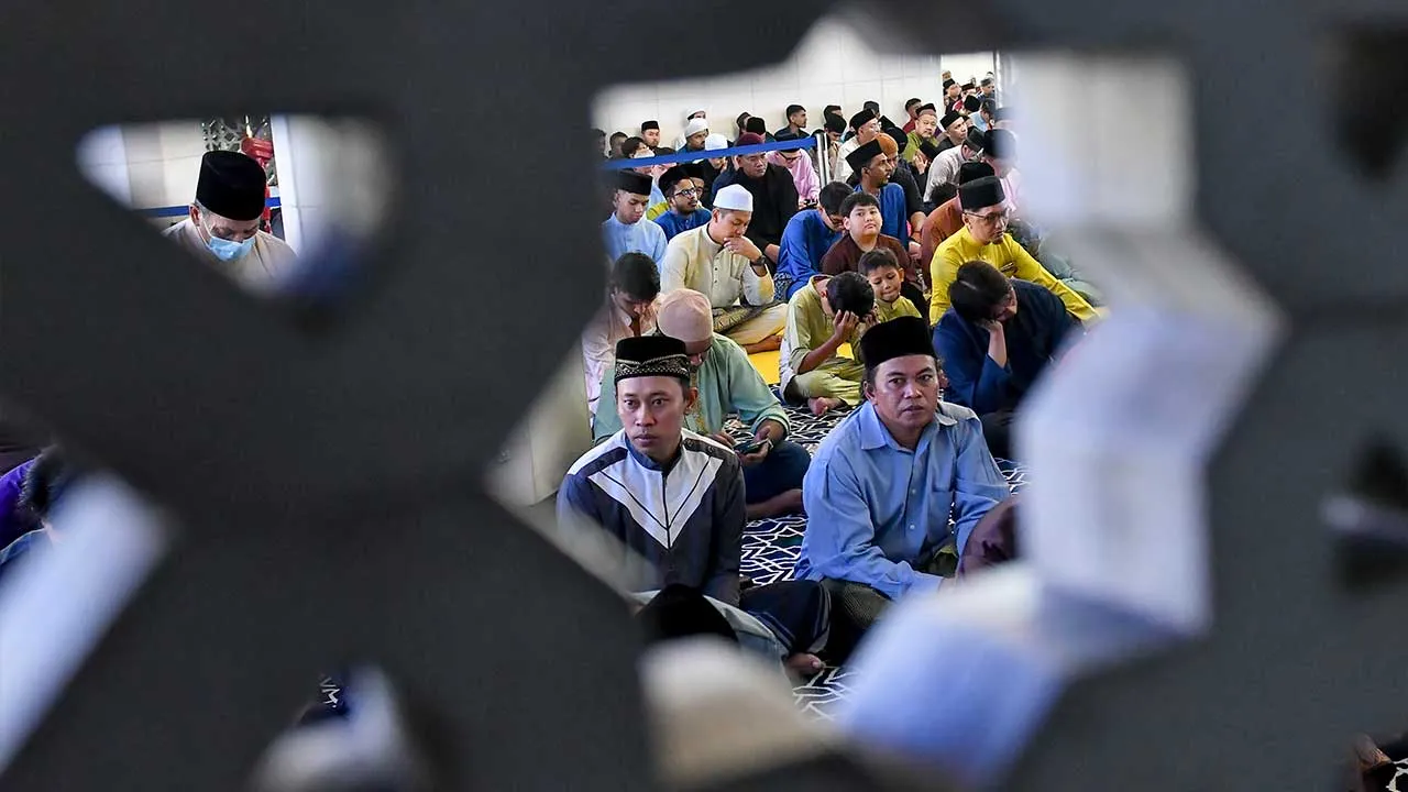 Umat Islam sambut Syawal dengan solat sunat Aidilfitri di seluruh ...